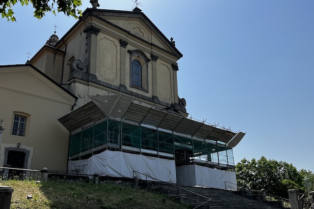 Calco: iniziata la tinteggiatura della facciata della chiesa - Merateonline